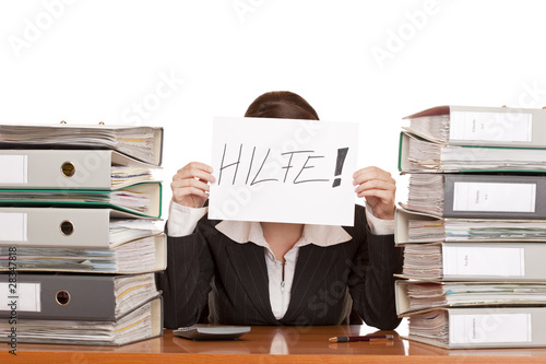 "Angestellte Frau im Büro benötigt Hilfe um Arbeit zu bewältigen ...